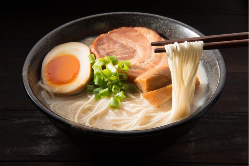 Aprenda a fazer lámen: guia prático para restaurantes